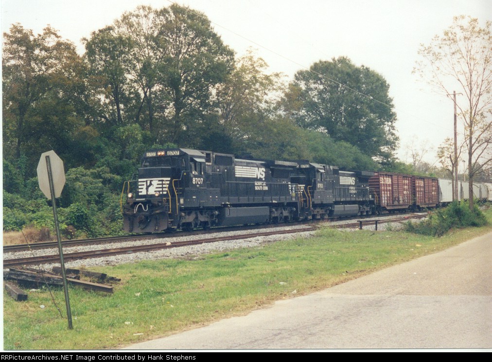 NS 8707 leads Columbus bound freight at Gold Ridge, AL near Opelika